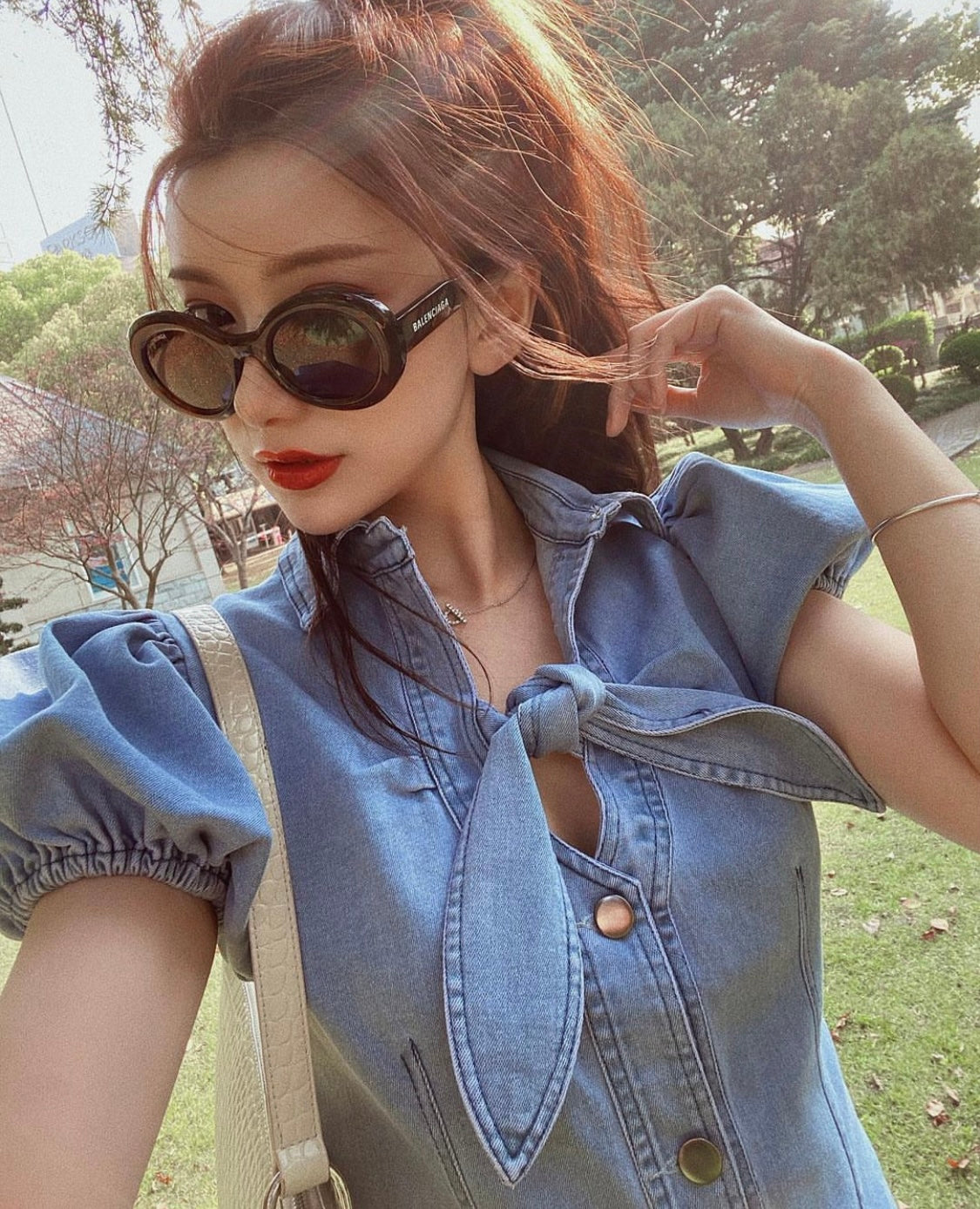 Balenciaga Round Acetate Sunglasses In Black Blank Room
